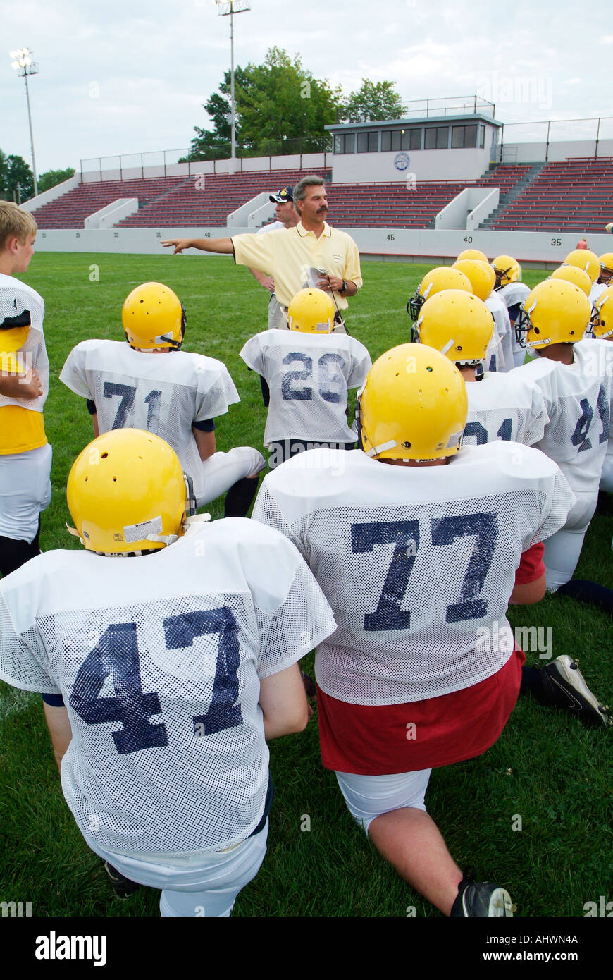 Coach talk to player hi-res stock photography and images - Alamy