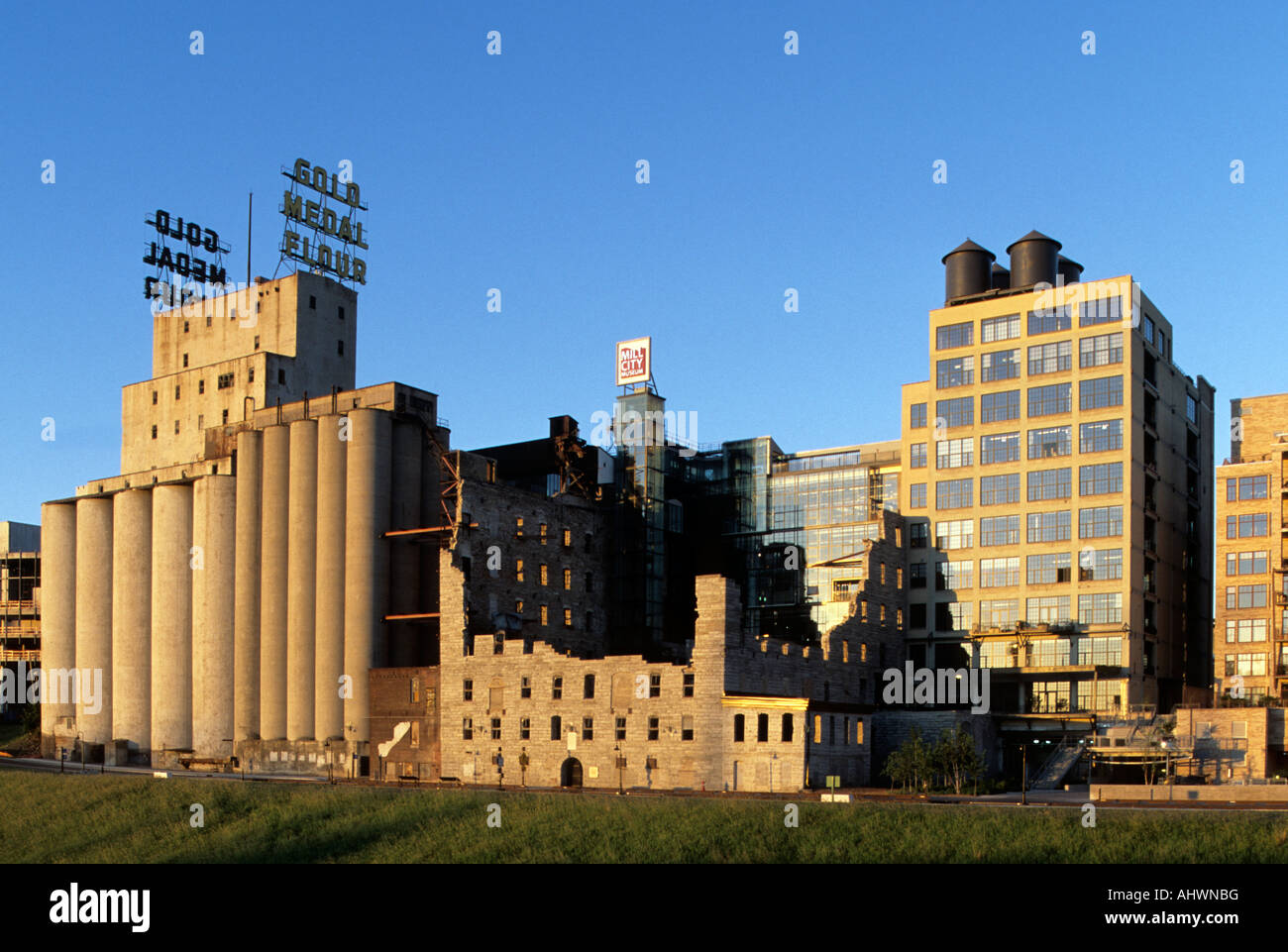 MILL RUINS PARK IN DOWNTOWN MINNEAPOLIS AND MILL CITY MUSEUM. ST ...