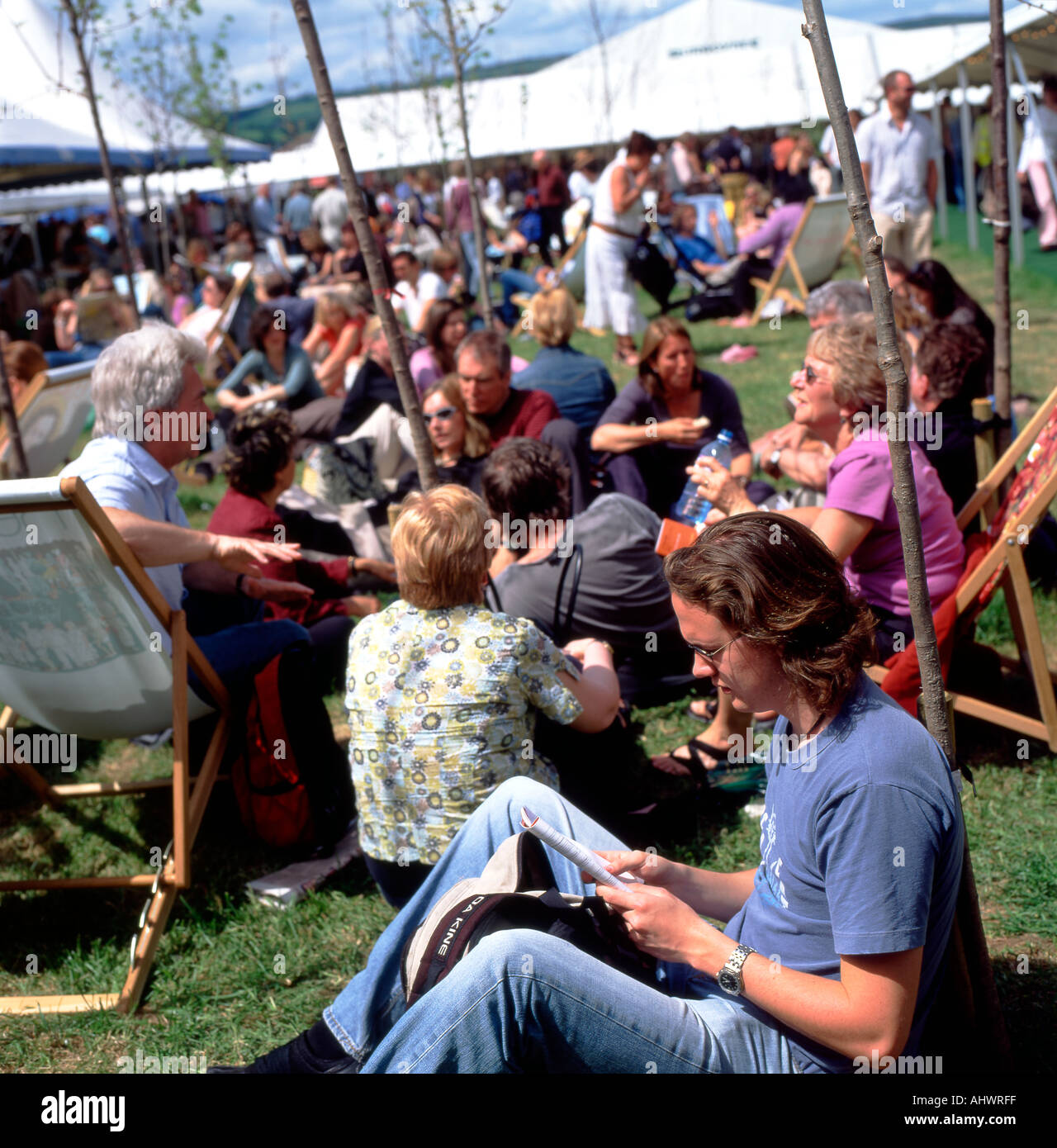 Crowd reading newspapers hi-res stock photography and images - Alamy