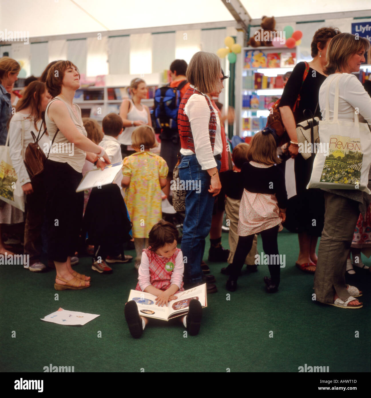 People child reading book shop kids hi-res stock photography and images ...
