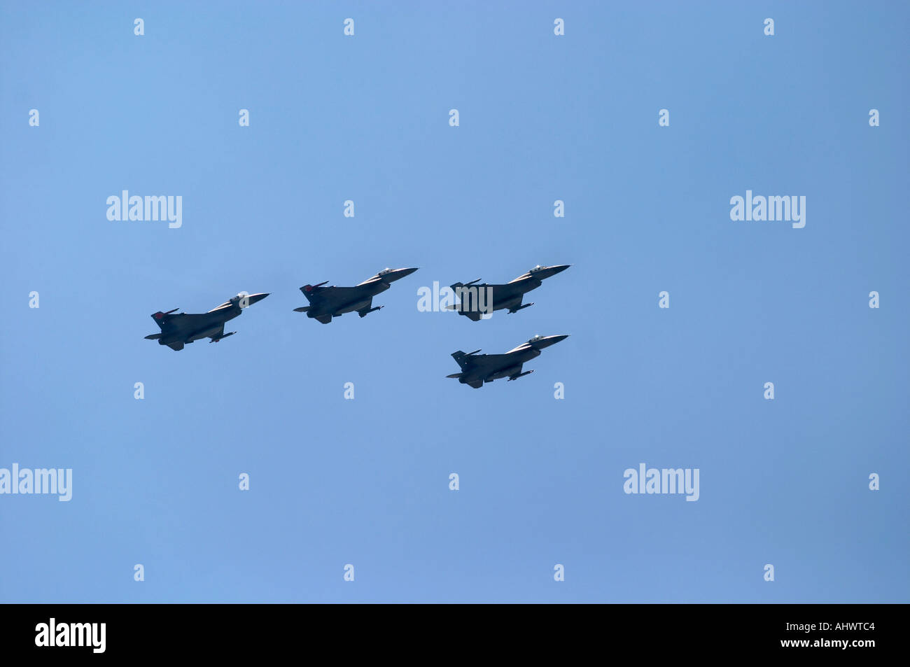 US Air Force F 16 Fighting Falcon fighter jets flying in formation ...
