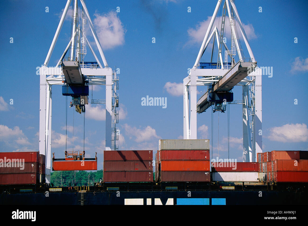 Cargo being loaded into ship Stock Photo - Alamy