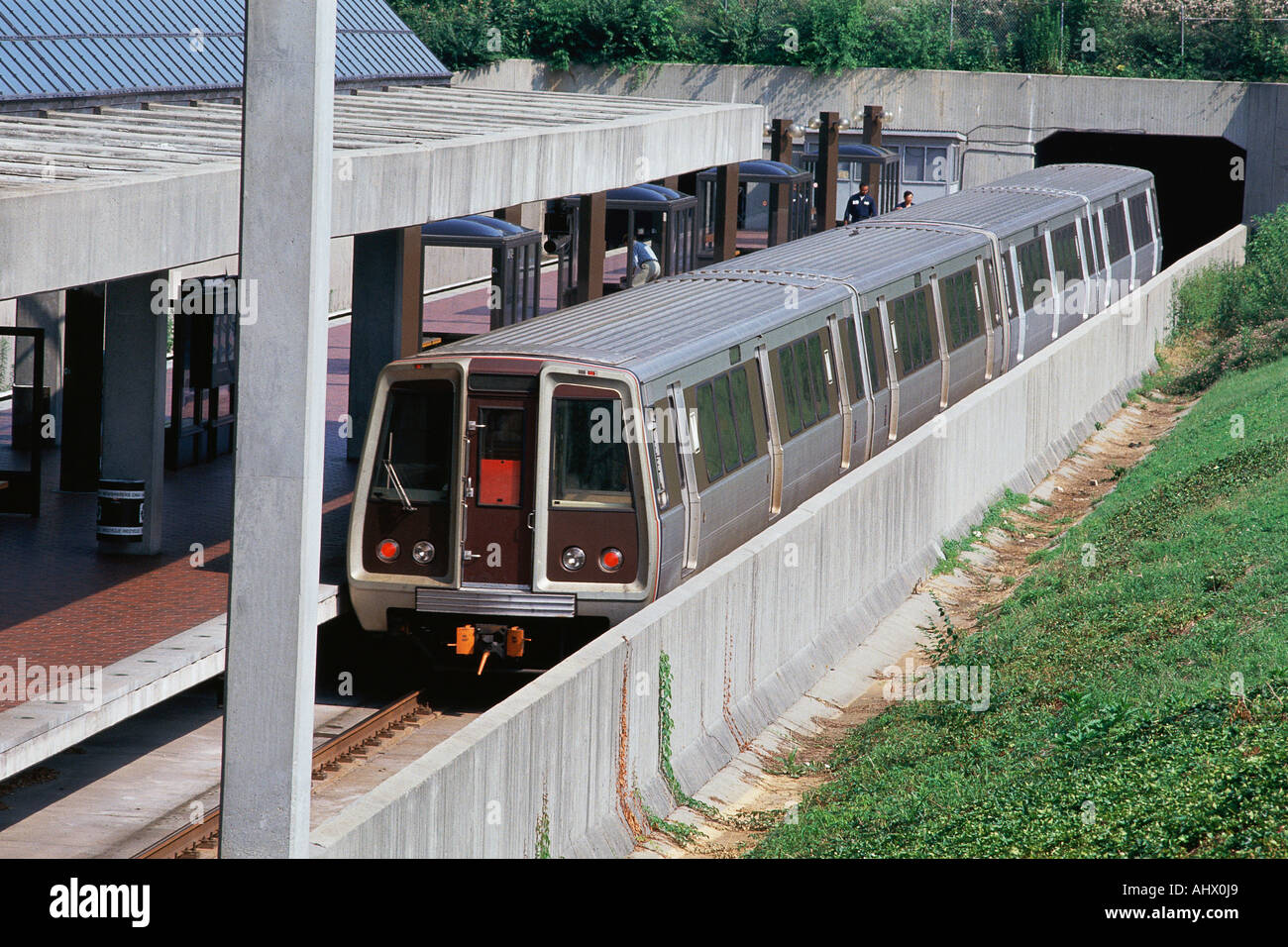 Train loading platform hi-res stock photography and images - Alamy