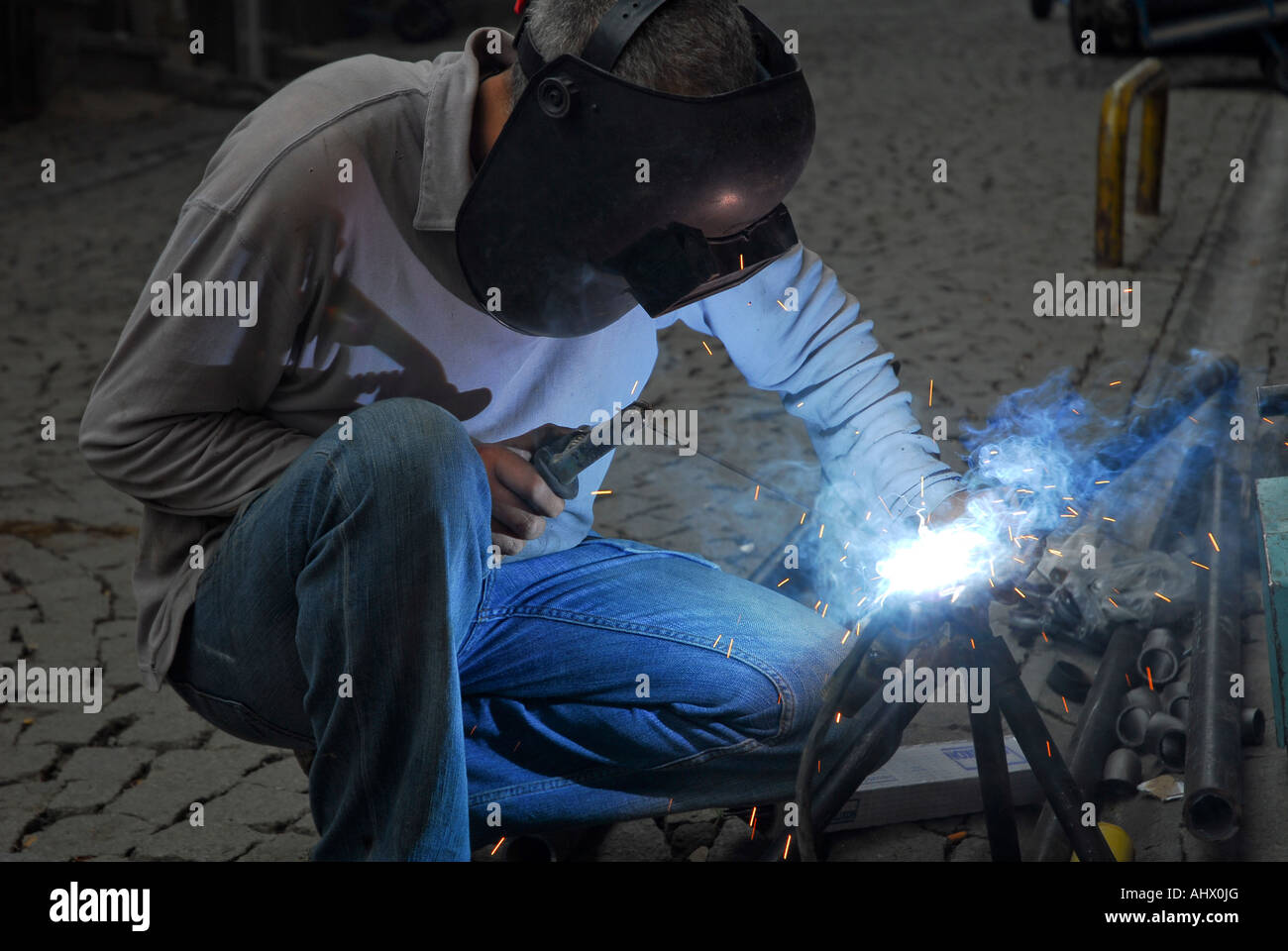 MAN WELDING ,HIS PROTECTIVE MASK ON HIS FACE Stock Photo - Alamy