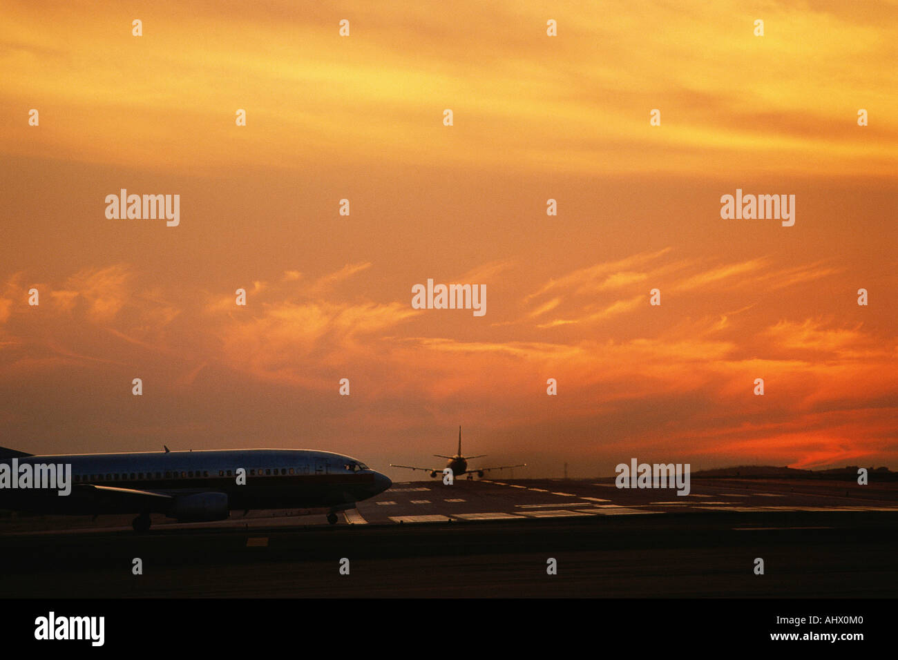 Airplanes on hi-res stock photography and images - Alamy