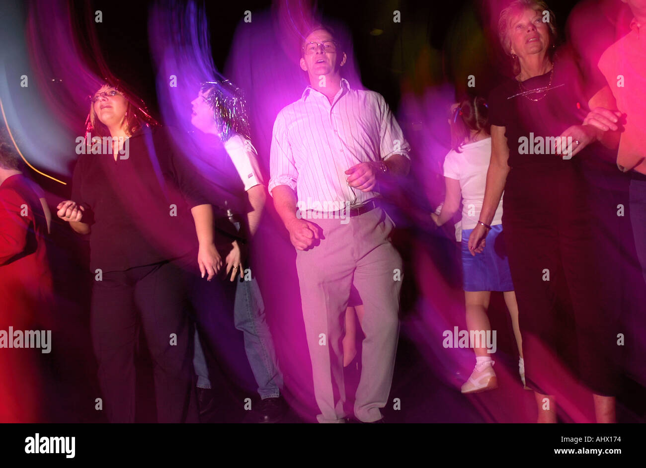 40 S 50 S NIGHT WITH CLASSIC GOLD AT BUTLINS MINEHEAD DANCING DURING A ...