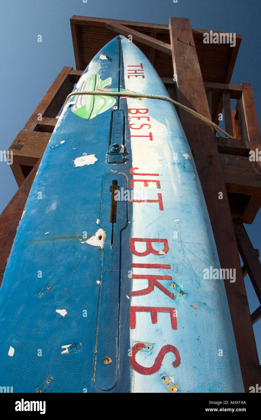 Old surf board leaning against a lifeguards watchtower Stock Photo - Alamy