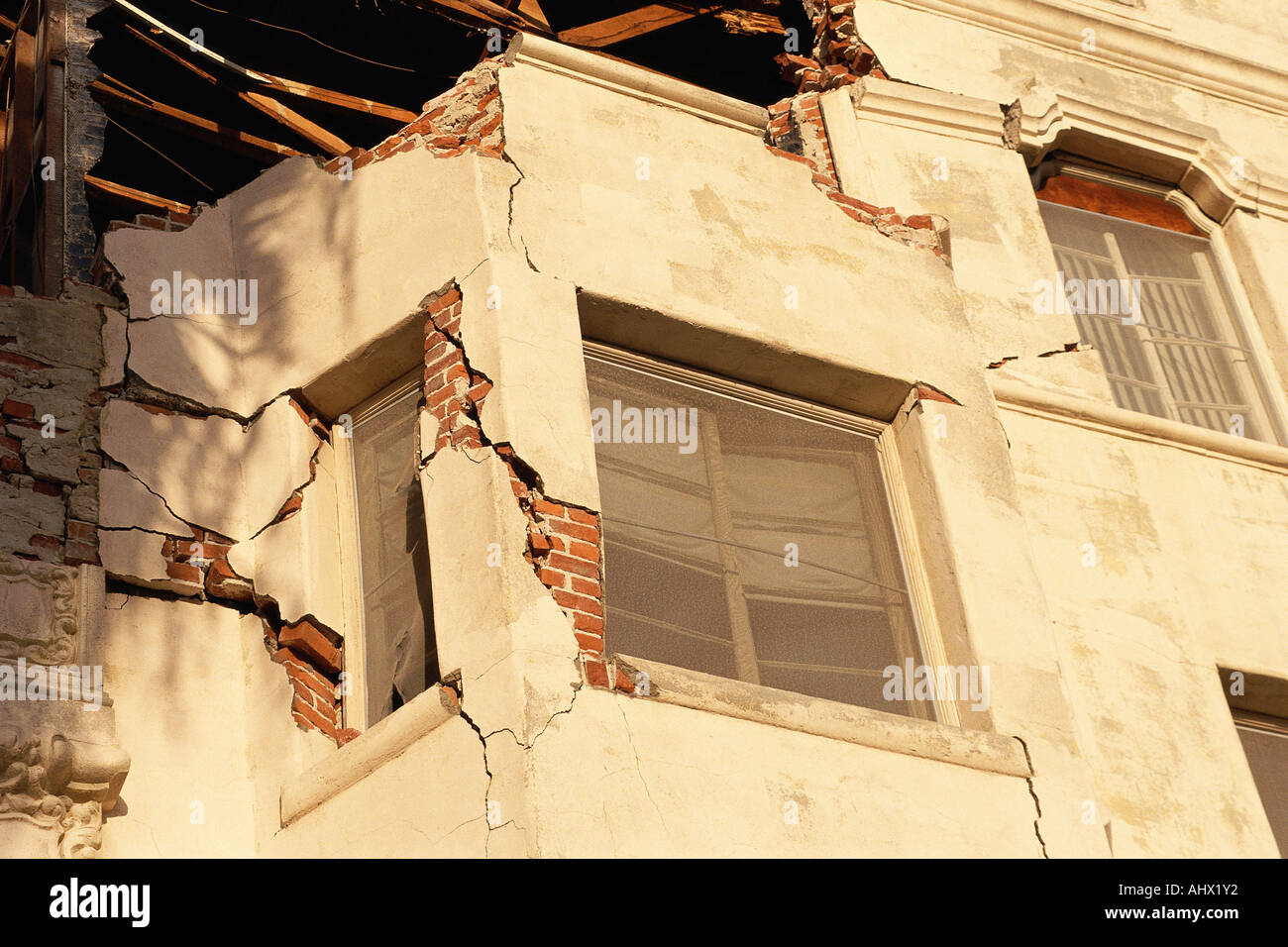 Broken building hi-res stock photography and images - Alamy