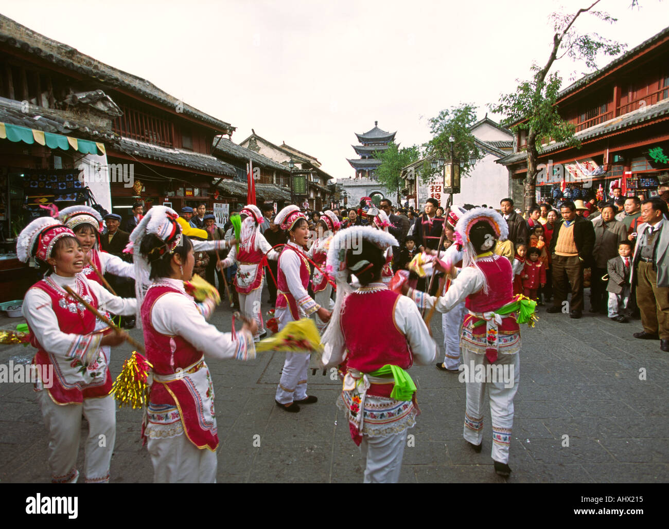 Bai women in traditional costume hi-res stock photography and images ...