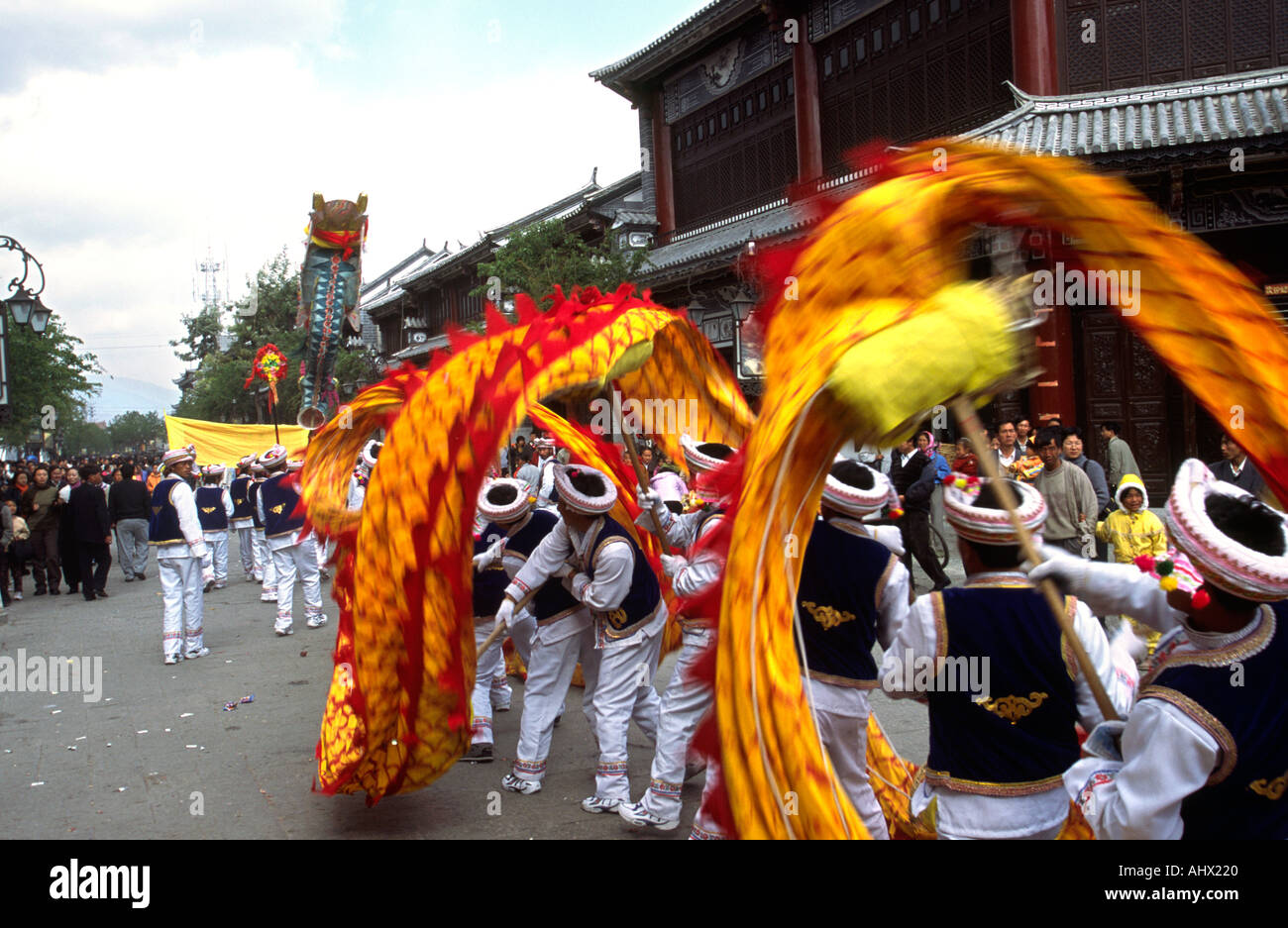 Fire dragon dance team hi-res stock photography and images - Alamy