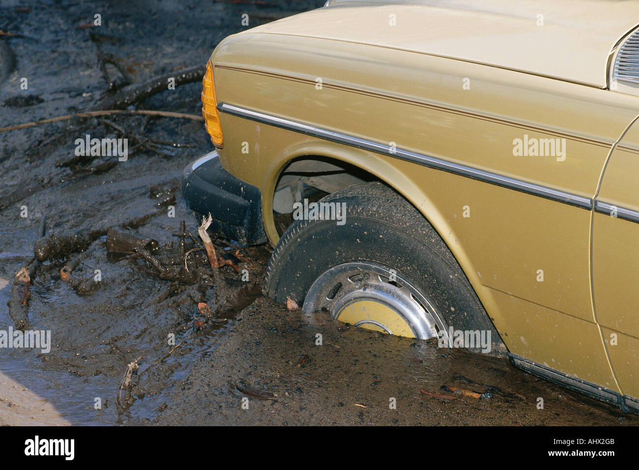 Car stuck in mud hi-res stock photography and images - Alamy