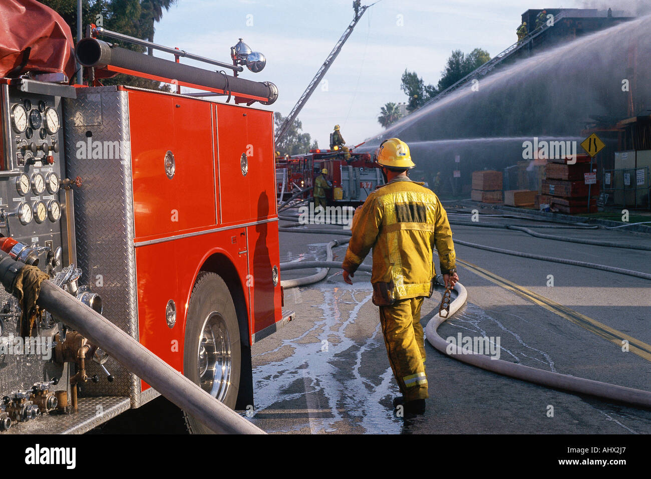 Fire engines by water hi-res stock photography and images - Alamy