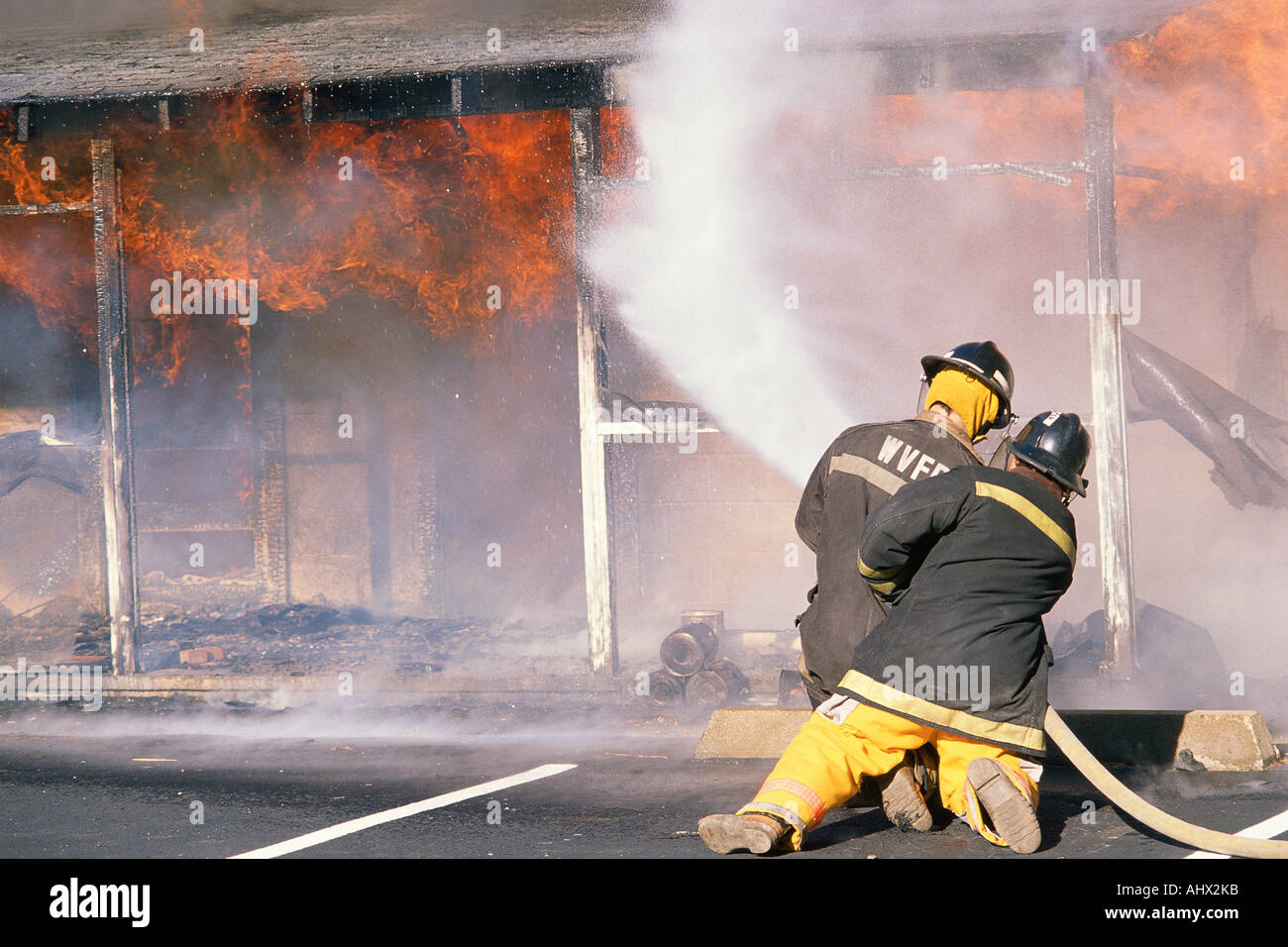 Burning building hi-res stock photography and images - Alamy