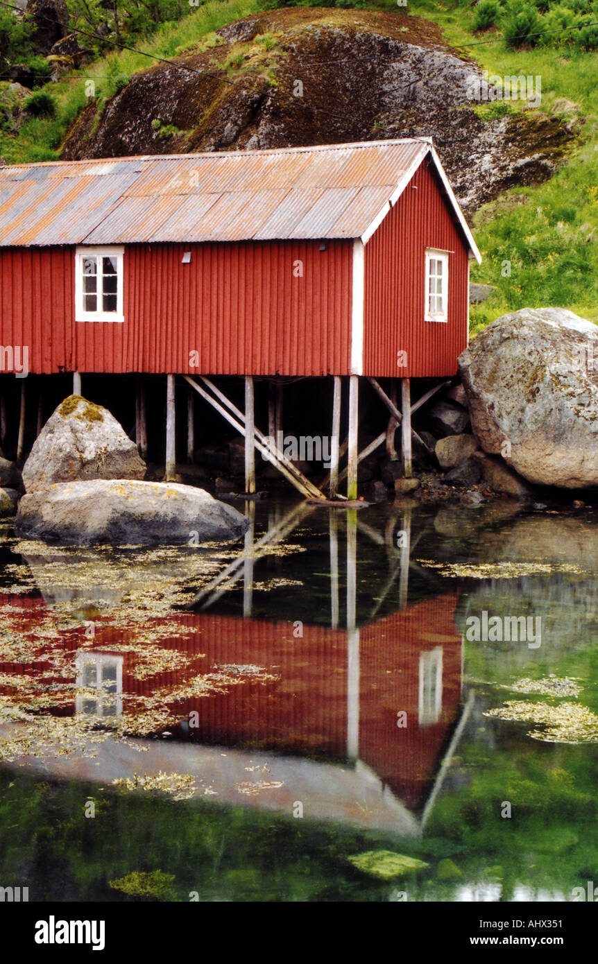 Scruffy shed hi-res stock photography and images - Alamy