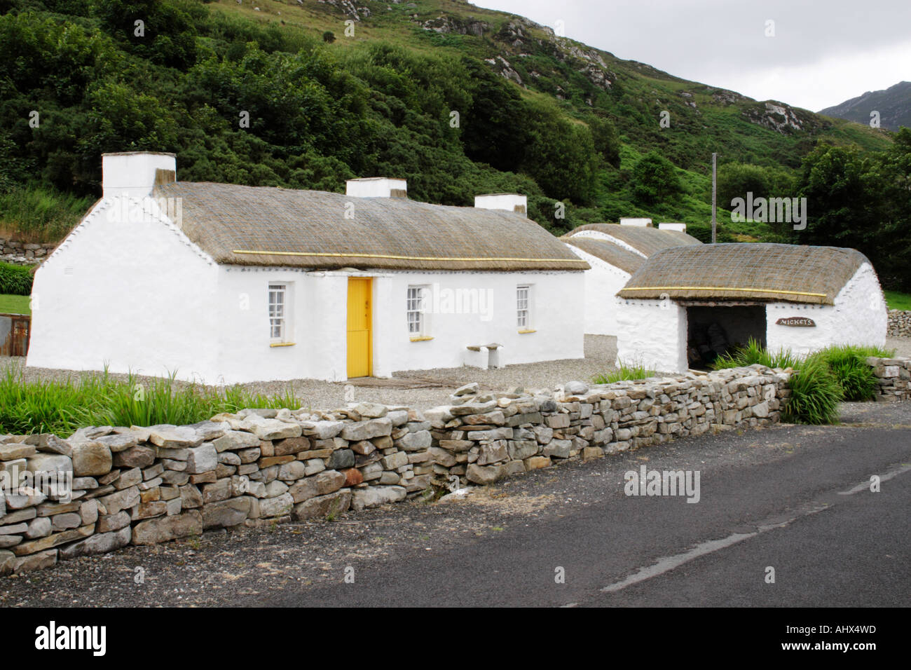 An Irish thatched cottage, Inishowen, Donegal, Eire Stock Photo - Alamy