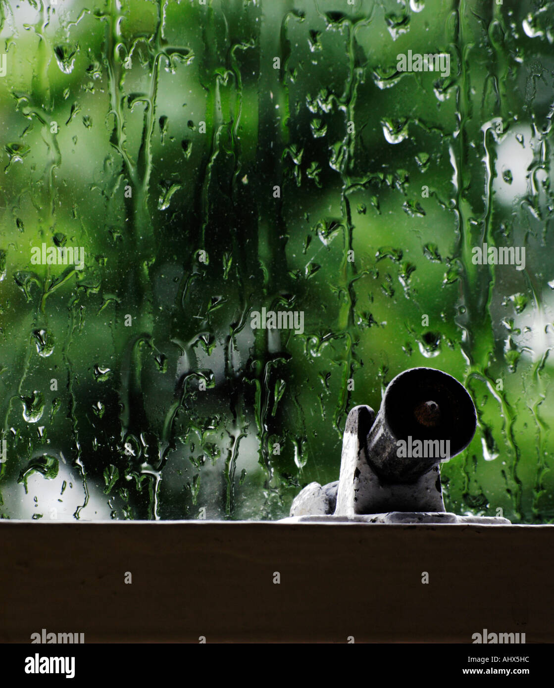 Rain on a window hi-res stock photography and images - Alamy