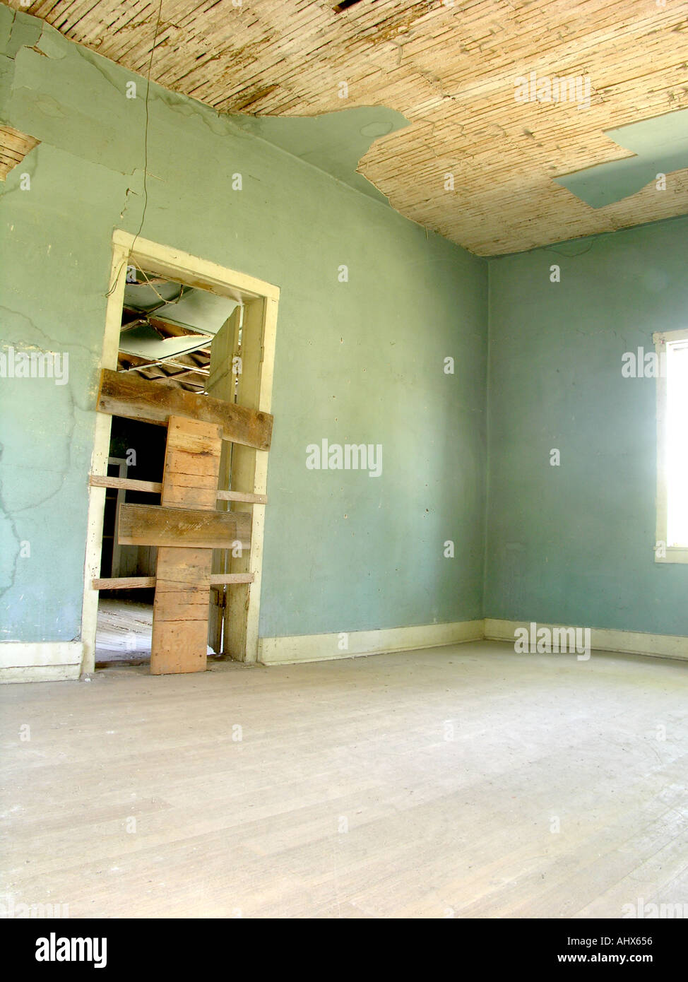 Empty Room in State of Disrepair Stock Photo - Alamy