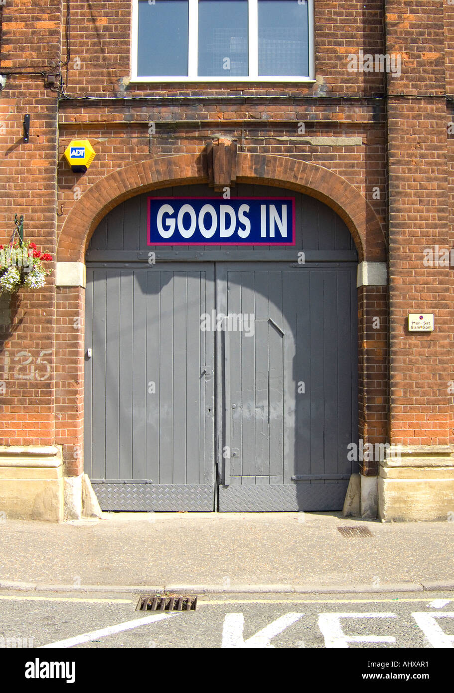 Supermarket entrance sign hi-res stock photography and images - Alamy