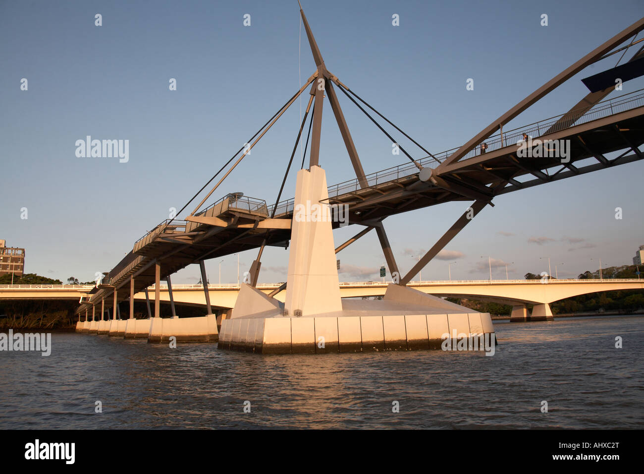 Goodwill Bridge in evening summer sunlight with river Brisbane ...