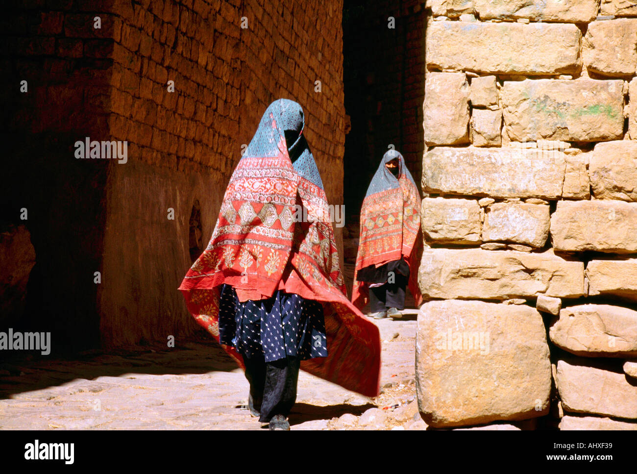 Yemen women traditional dress hi-res stock photography and images - Alamy