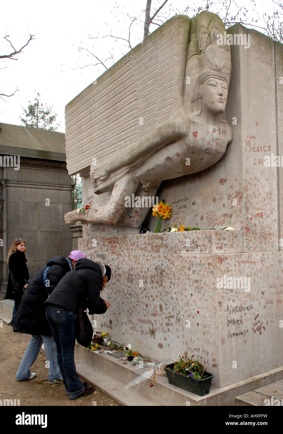 Oscar wilde grave hi-res stock photography and images - Alamy