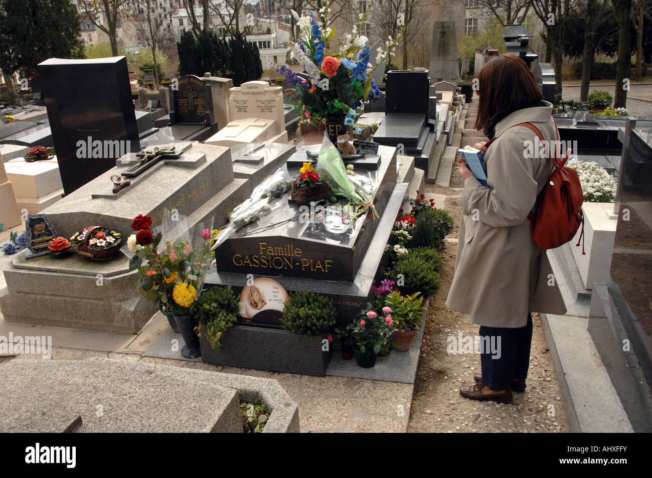 The family grave of French singer Edith Piaf in Pere Lachaise cemetery ...