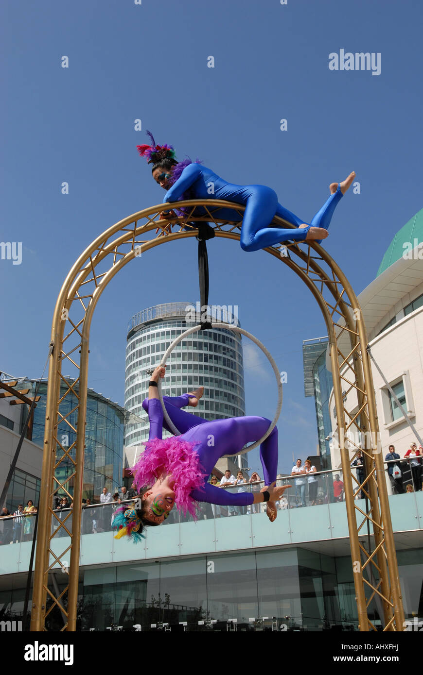 Female acrobats hi-res stock photography and images - Alamy