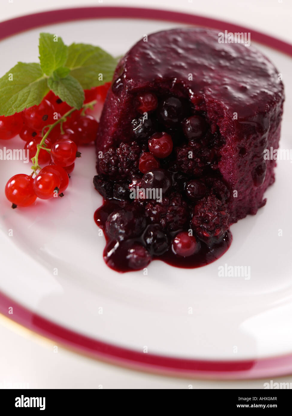 Individual summer pudding editorial food Stock Photo - Alamy