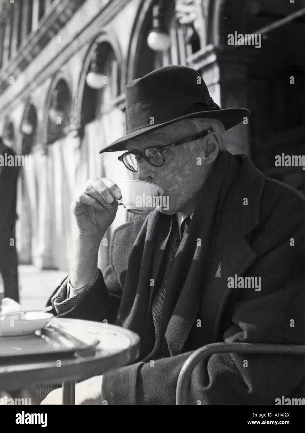 SINCLAIR LEWIS US novelist sips a coffee in St Marks Square, Venice ...