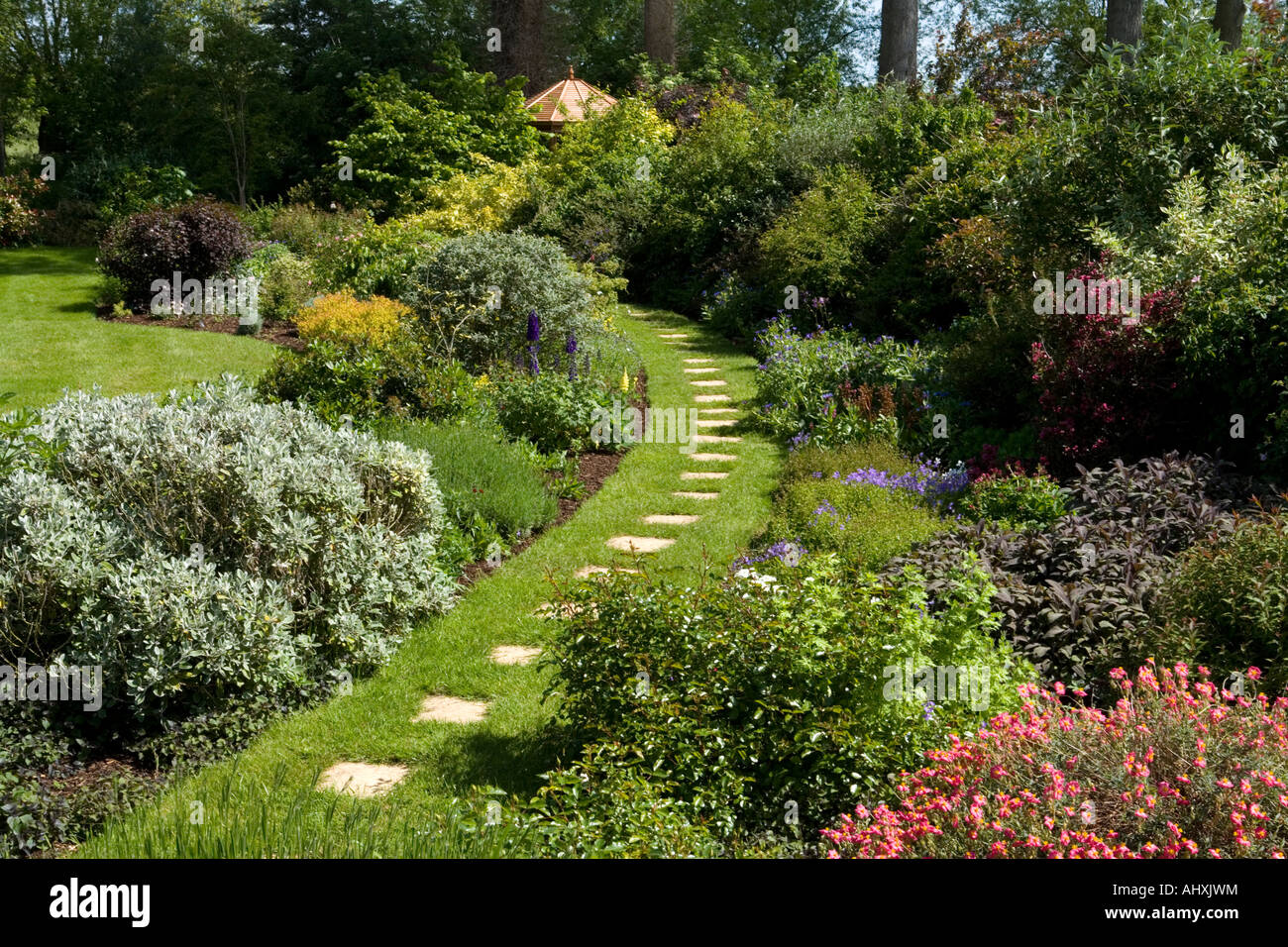 English country garden steps hi-res stock photography and images - Alamy