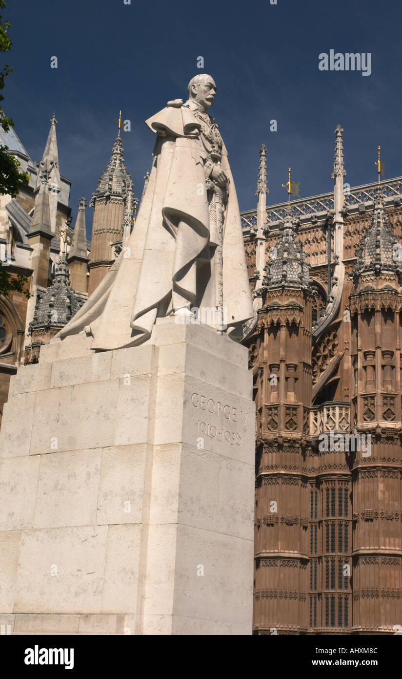 Statue king george outside westminster hi-res stock photography and ...