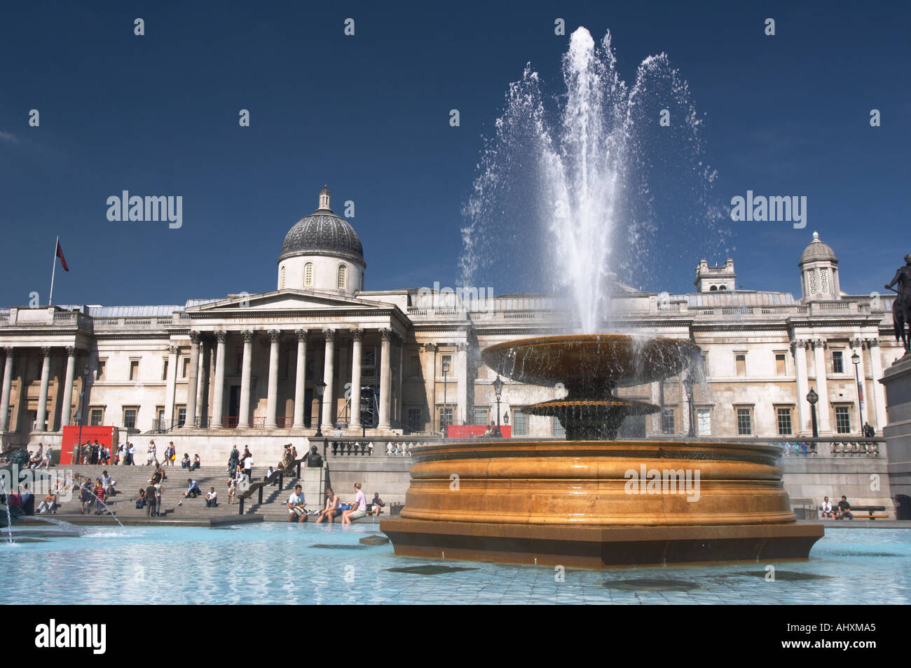 Fountains in Trafalgar Square London Stock Photo - Alamy