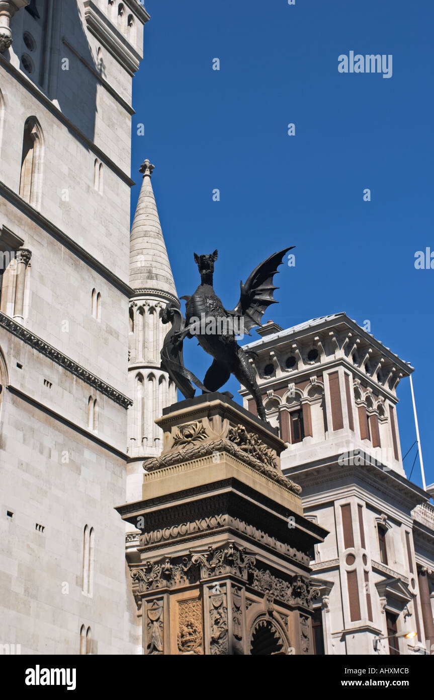 Royal courts justice statue hi-res stock photography and images - Alamy