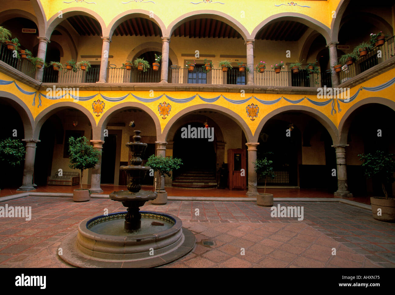 Mexican courtyard hi-res stock photography and images - Alamy
