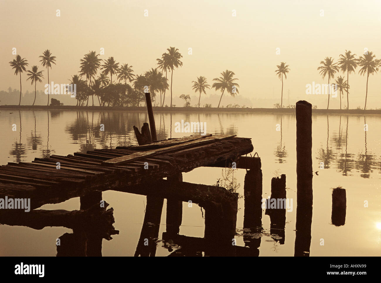 India boat dock hi-res stock photography and images - Alamy