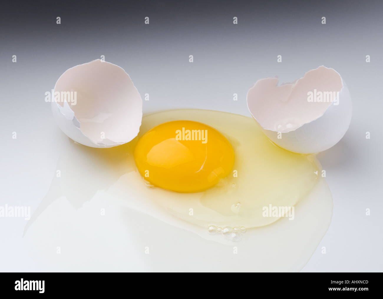 Smashed egg shells hi-res stock photography and images - Alamy