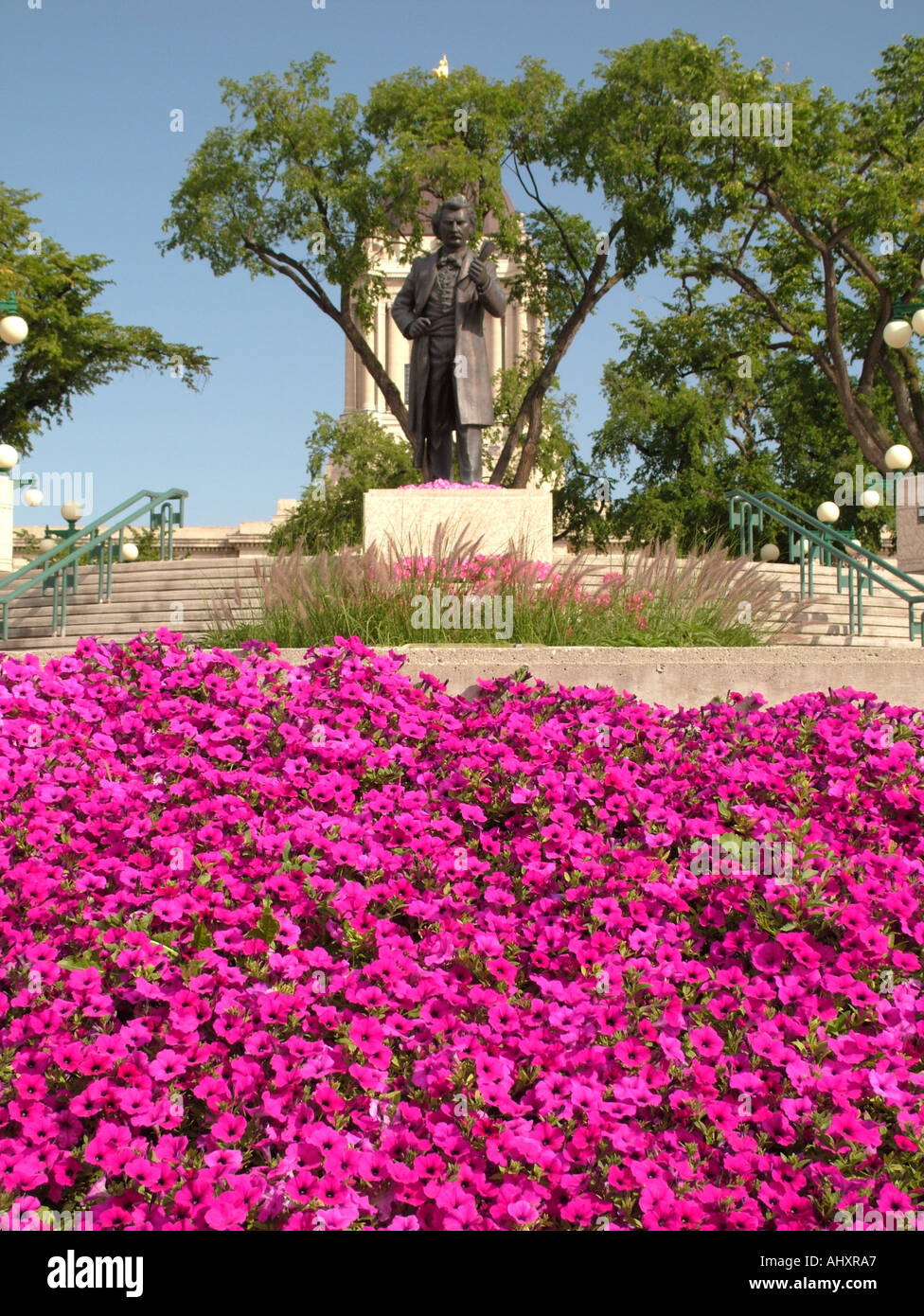 Louis riel statue winnipeg hi-res stock photography and images - Alamy