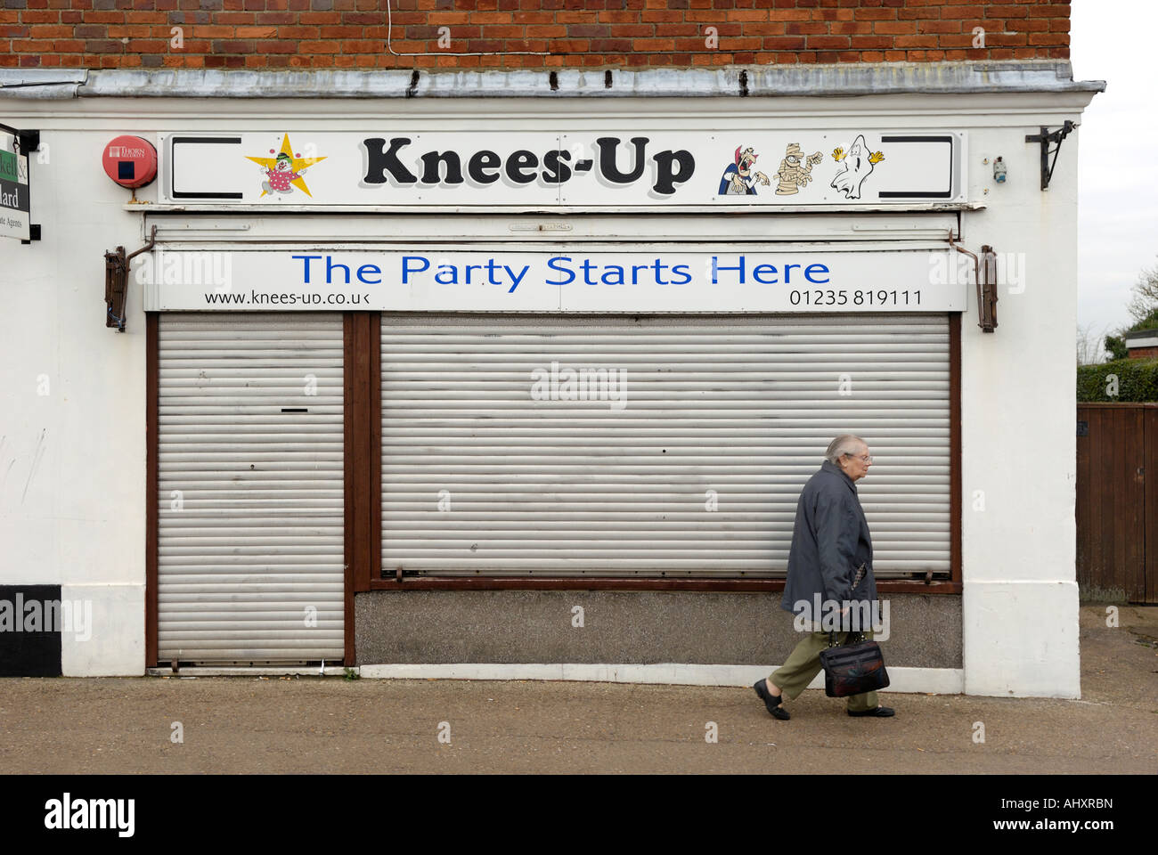 Closed party shop front Stock Photo - Alamy
