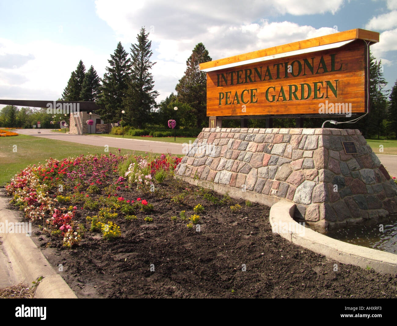 International peace garden, manitoba hi-res stock photography and ...