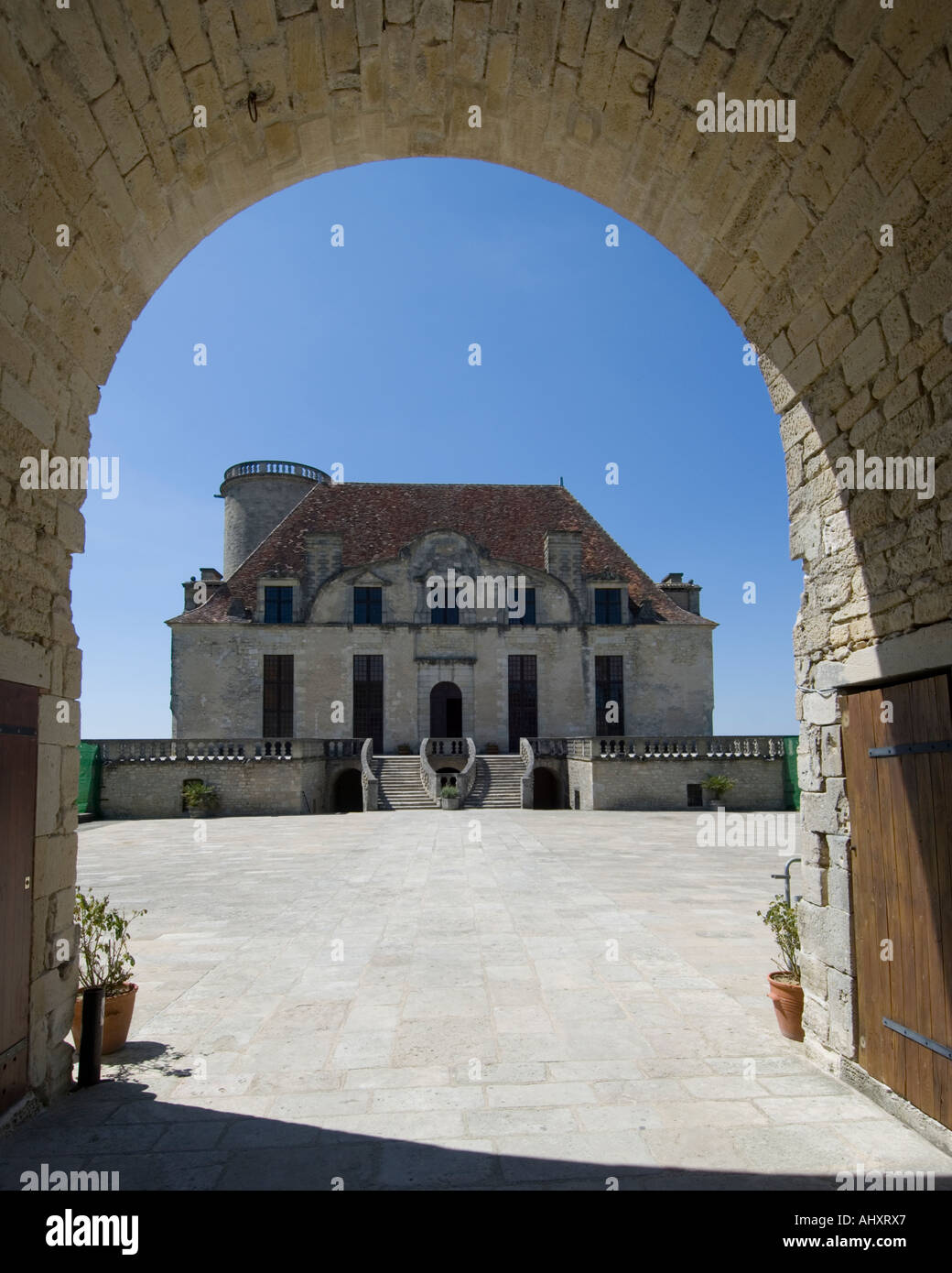 Duras castle france hi-res stock photography and images - Alamy
