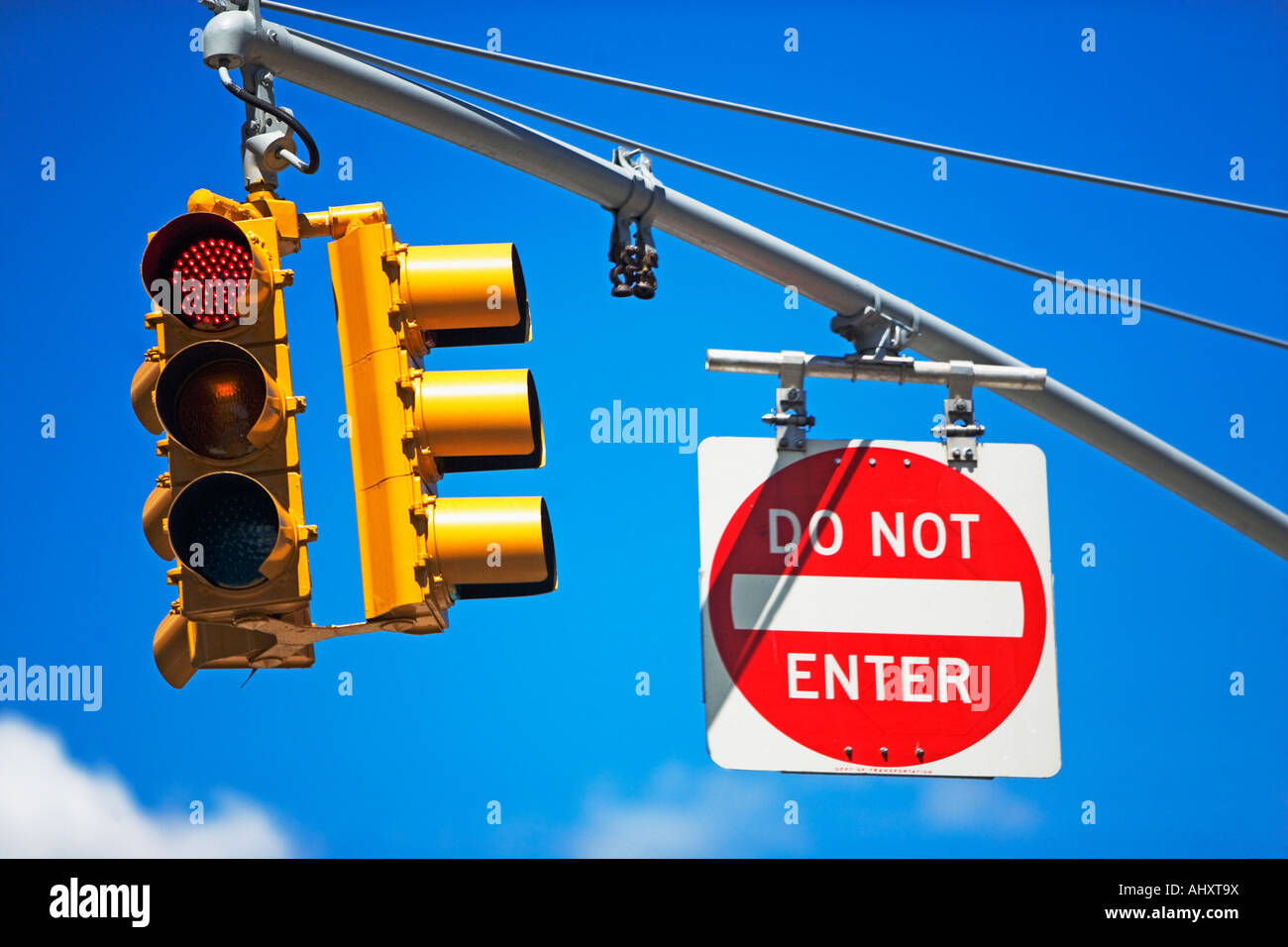 Traffic light and Do Not Enter sign on pole Stock Photo - Alamy