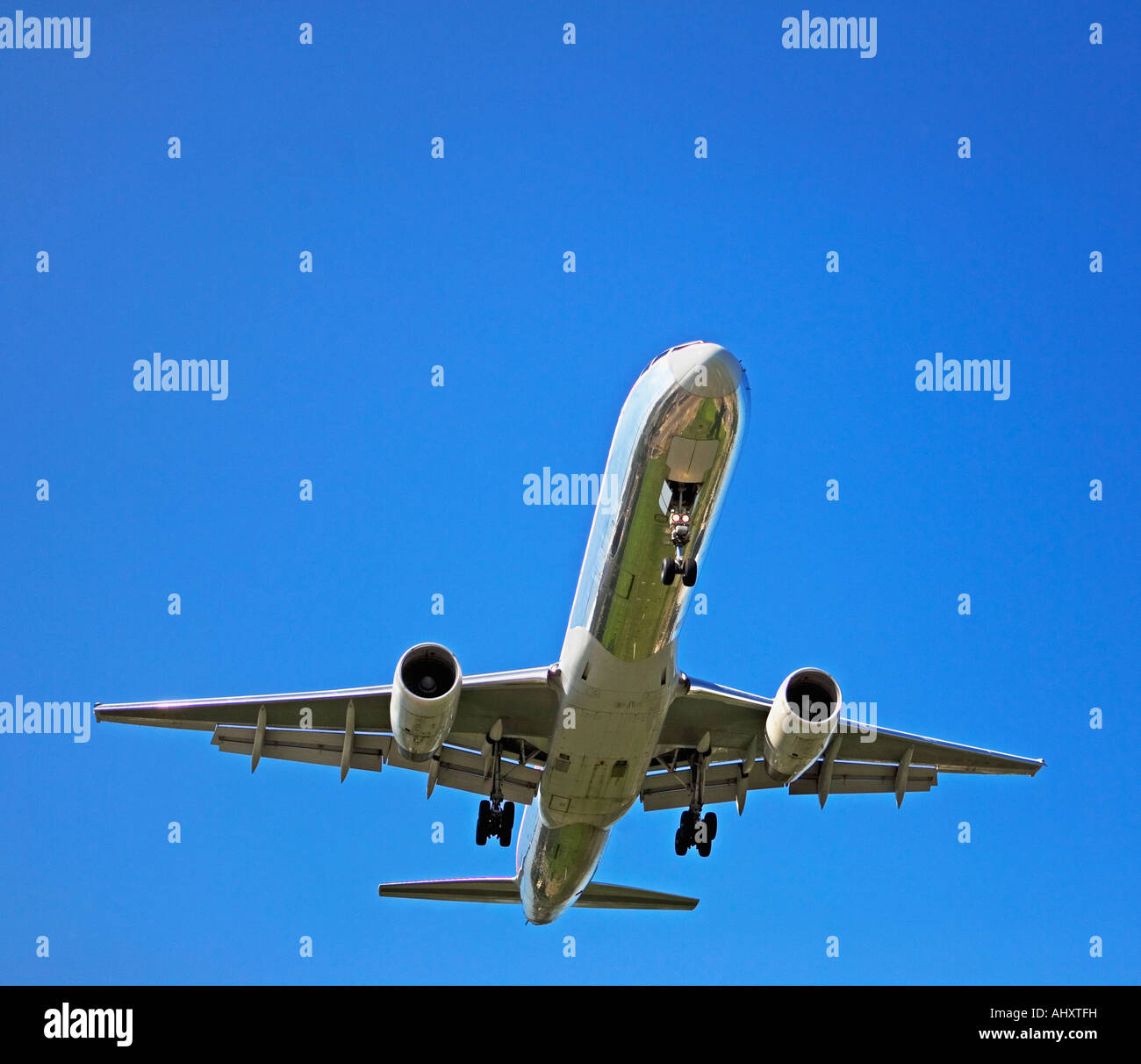 Airplane in flight hi-res stock photography and images - Alamy