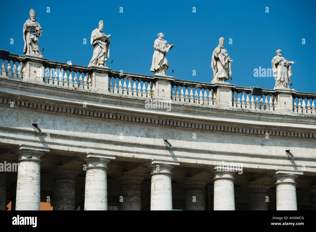 Statues on colonnade at St. Peter’s Basilica, Italy Stock Photo - Alamy