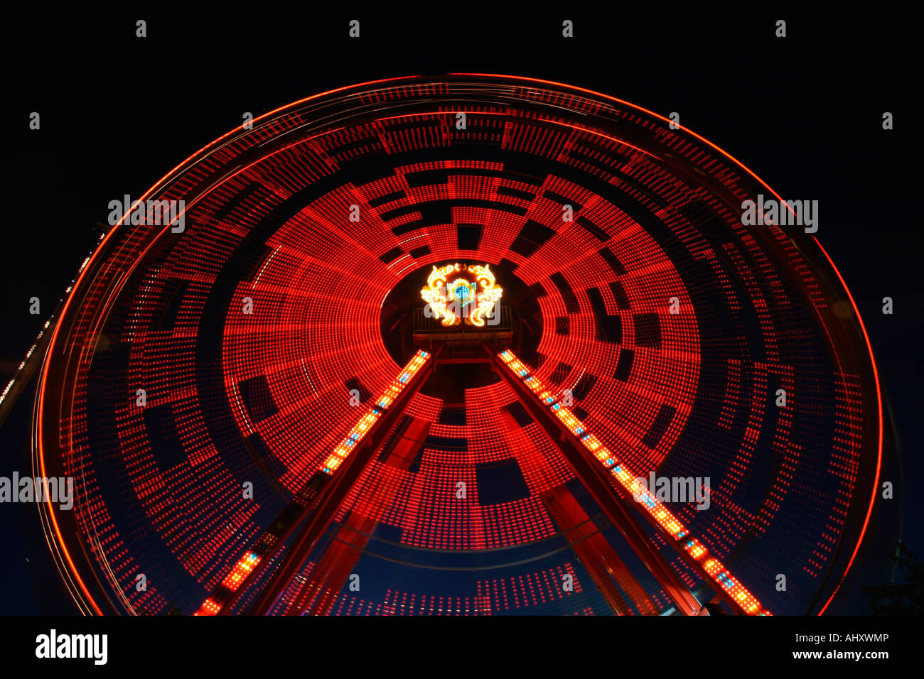 lunapark giant spinning wheel in motion Stock Photo - Alamy