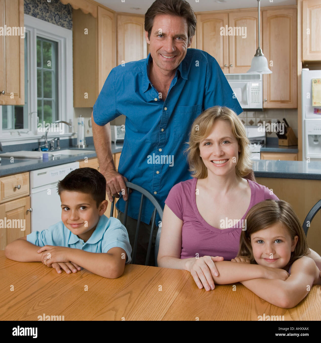 Family at kitchen table Stock Photo - Alamy
