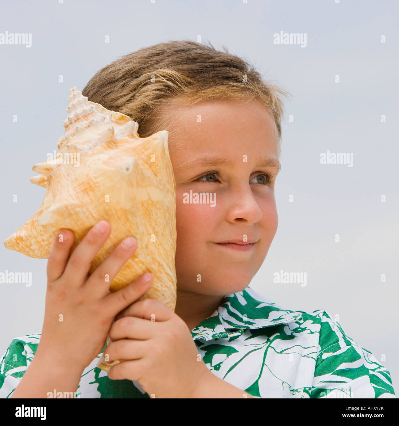 Listen seashell hi-res stock photography and images - Alamy