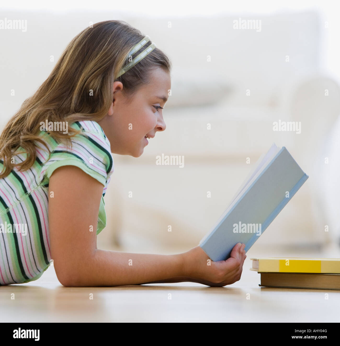 Girl reading book Stock Photo - Alamy
