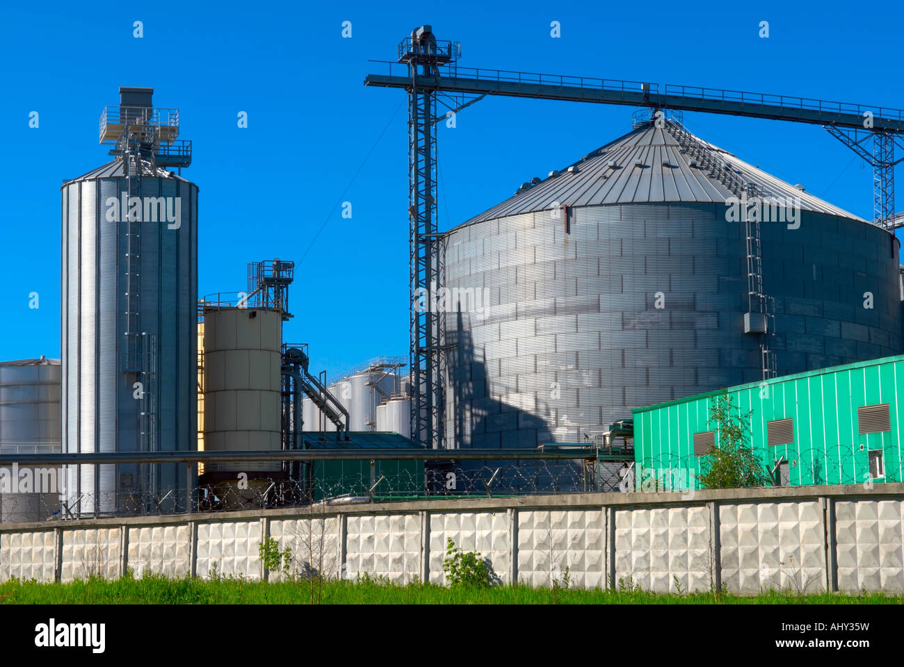 Brewery exterior tanks hi-res stock photography and images - Alamy