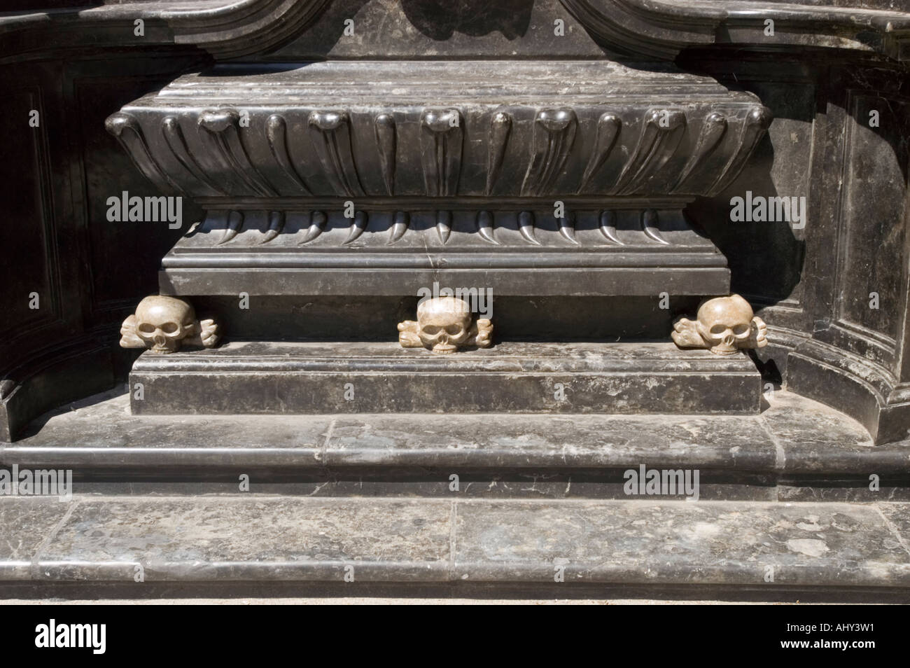 Black tomb stone hi-res stock photography and images - Alamy