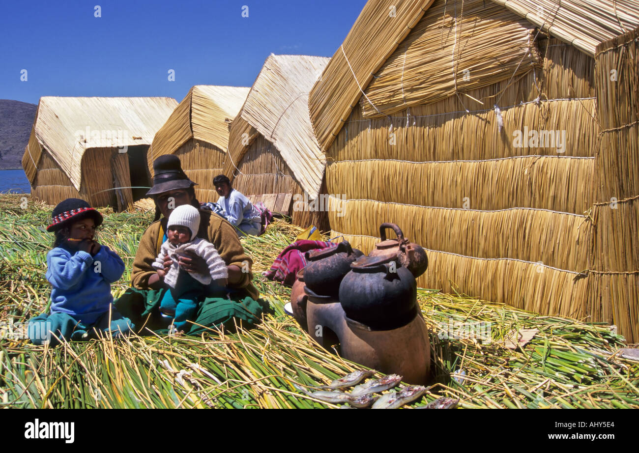 Uros peru family hi-res stock photography and images - Alamy